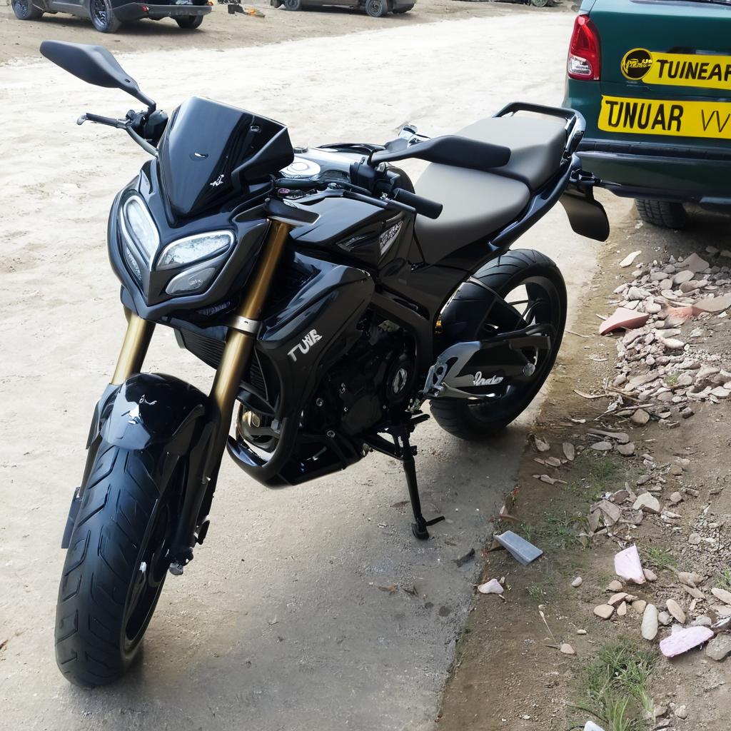 Sleek Matte Black Motorcycle: Urban Style & Design